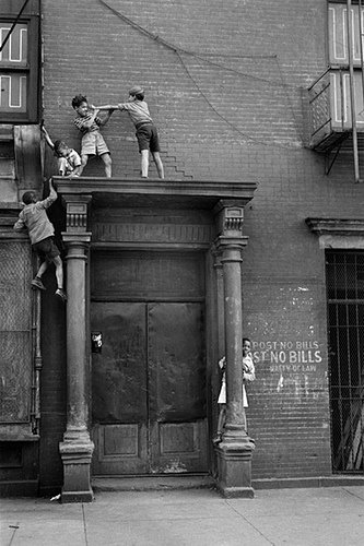 Helen Levitt. Lírica Urbana. Fotografies 1936-1993 | BCNCultura.cat Helen Levitt. Lírica Urbana. Fotografies 1936-1993 | BCNCultura.cat